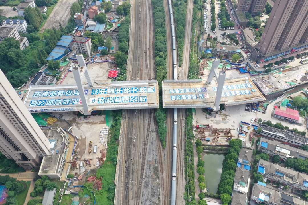 武汉建安街上跨铁路桥完成转体
