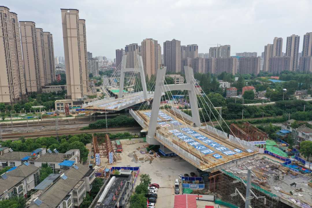武汉建安街上跨铁路桥完成转体