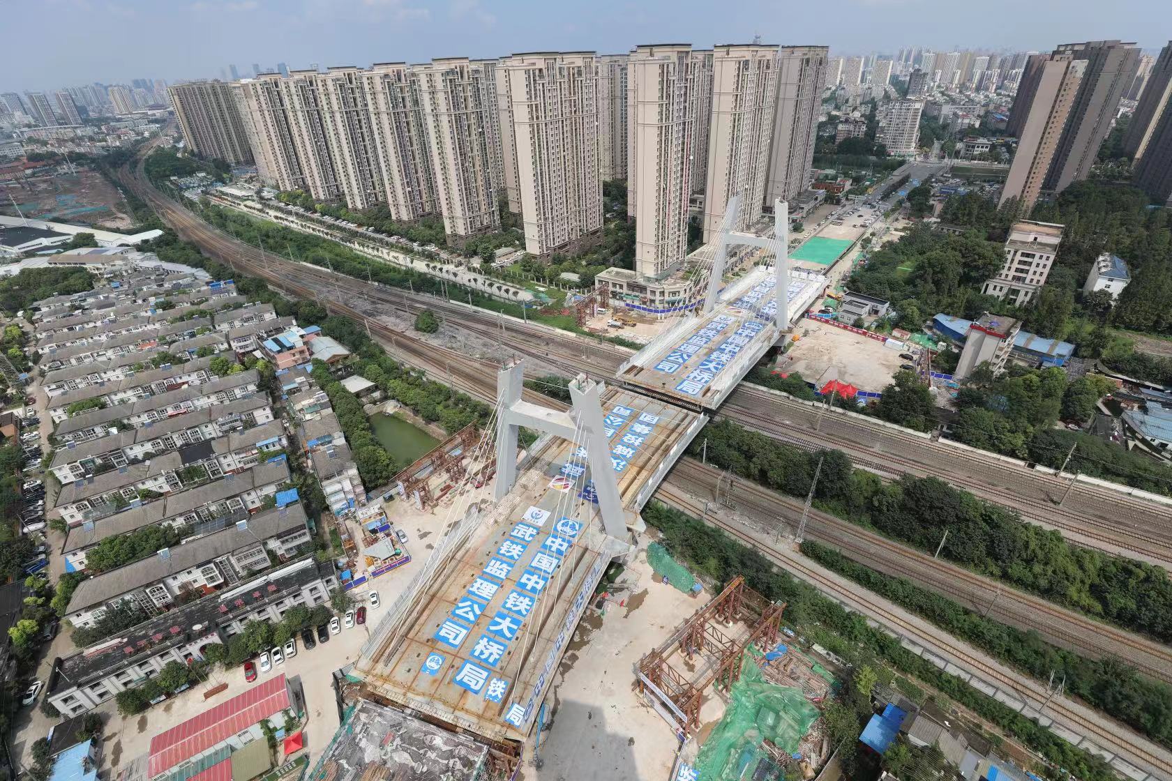 武汉建安街上跨铁路桥完成转体