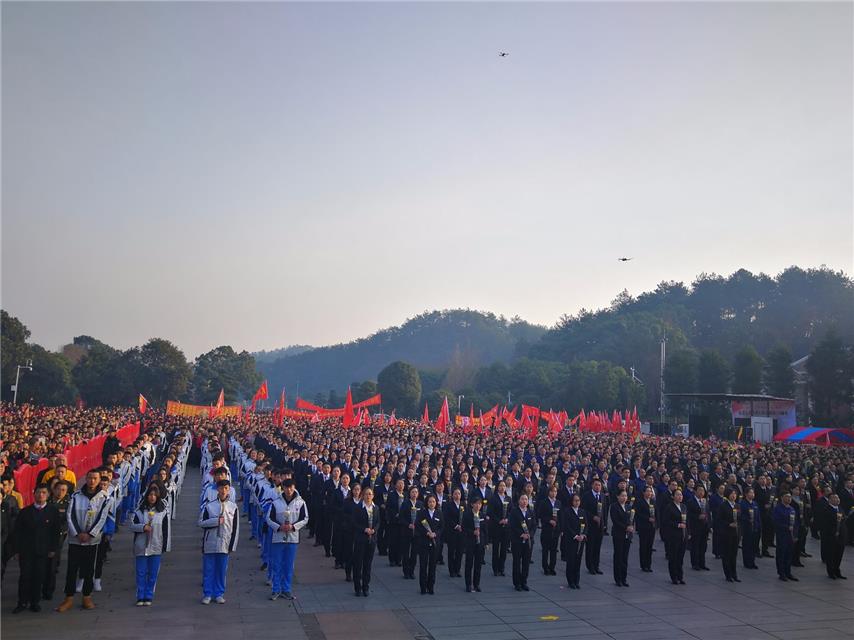 纪念毛泽东诞辰124周年：敬献花篮 万人同唱《东方红》