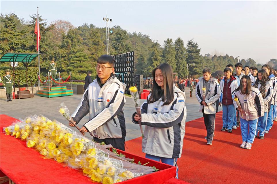 纪念毛泽东诞辰124周年：敬献花篮 万人同唱《东方红》