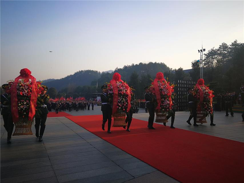 纪念毛泽东诞辰124周年：敬献花篮 万人同唱《东方红》