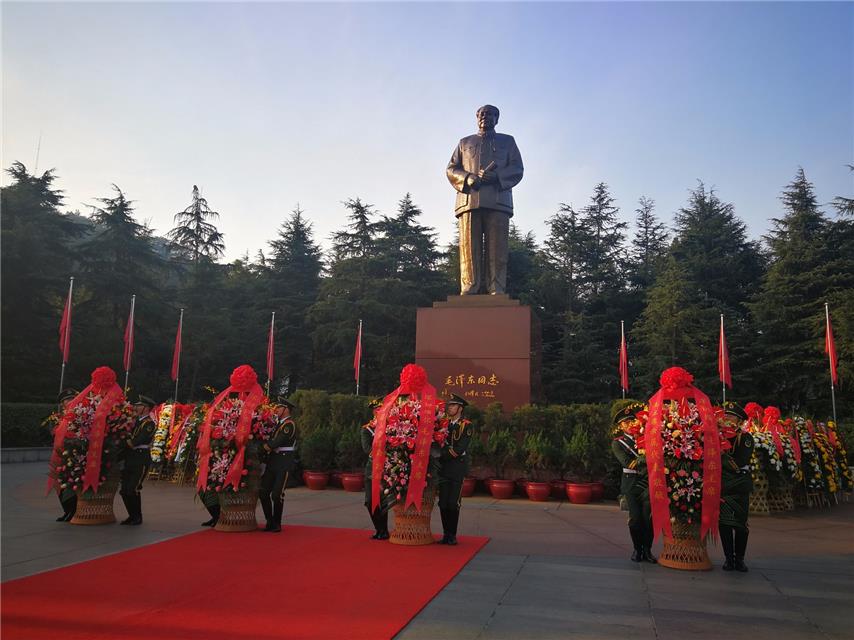 纪念毛泽东诞辰124周年：敬献花篮 万人同唱《东方红》